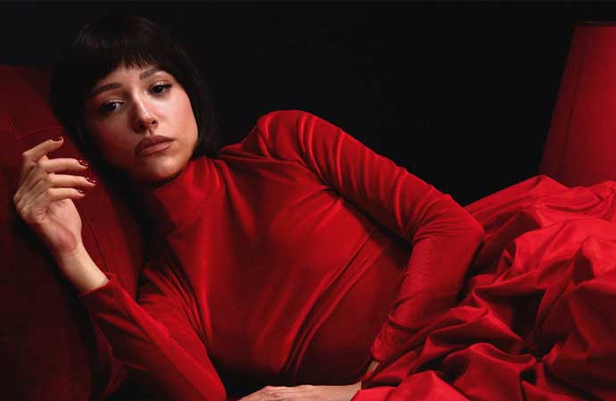 Zeynep Bastık 'Lan' ile dünya listelerinde zirvede! - Tele1 TV Canlı yayın